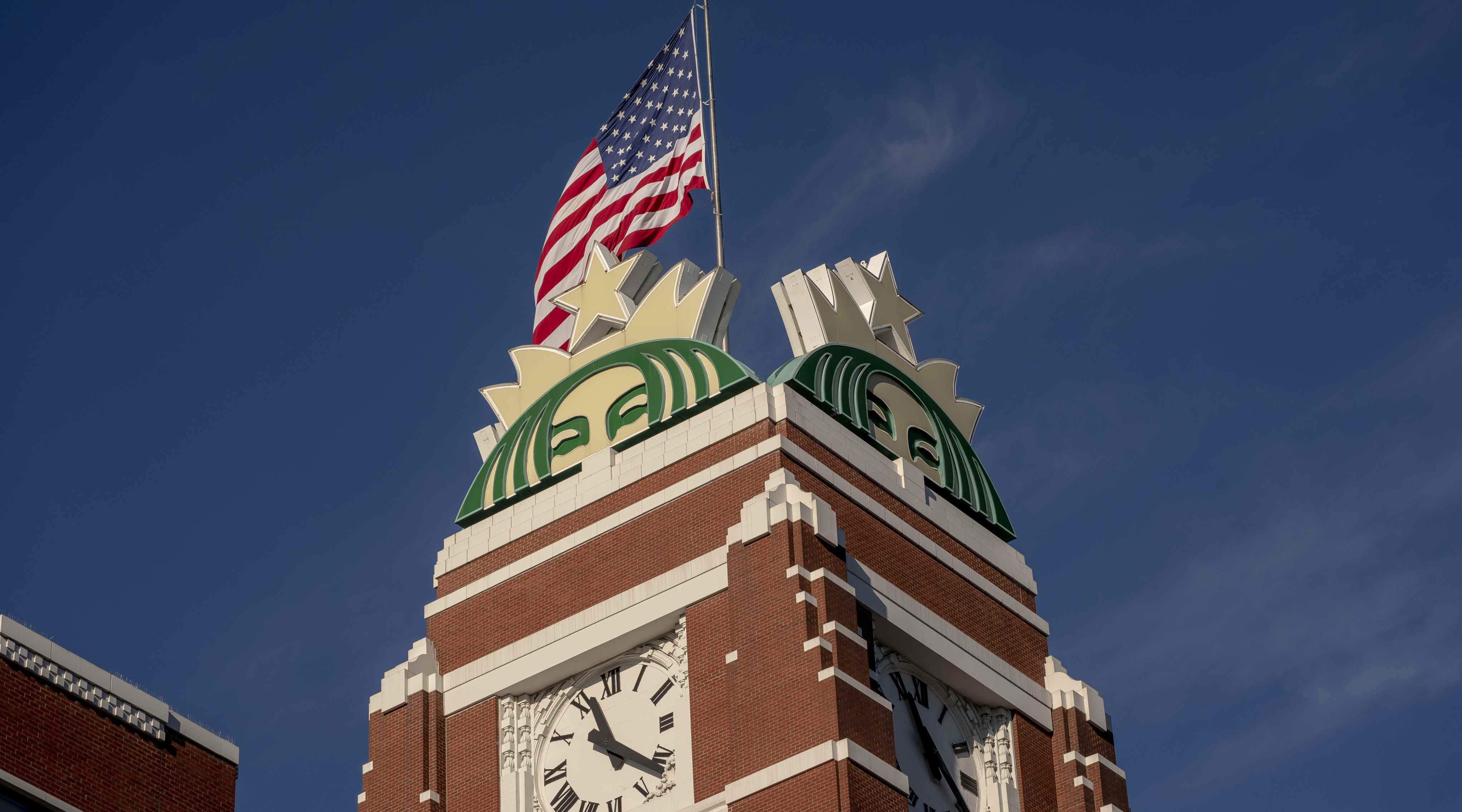 Starbucks Ceo Awarded Us 96 Mil For First Few Months On Job